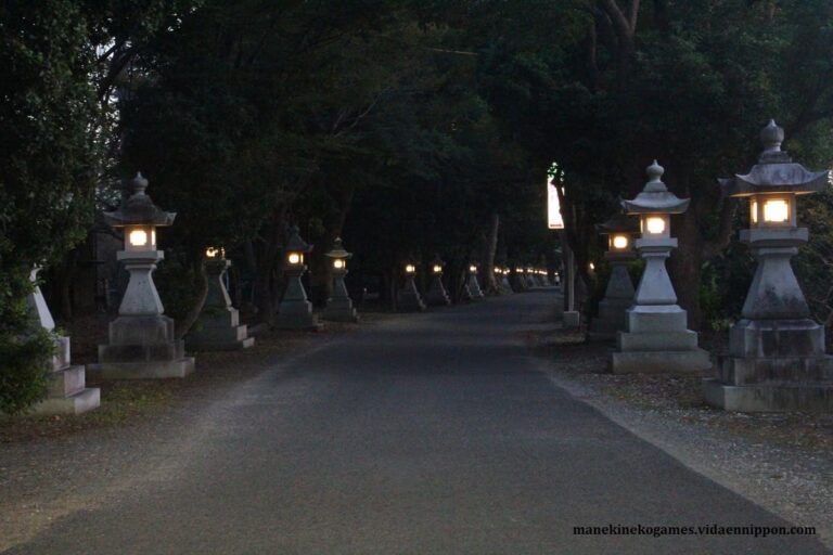 What Are Japanese Lanterns? A Guide to Tōrō and Their Role | Manekineko ...