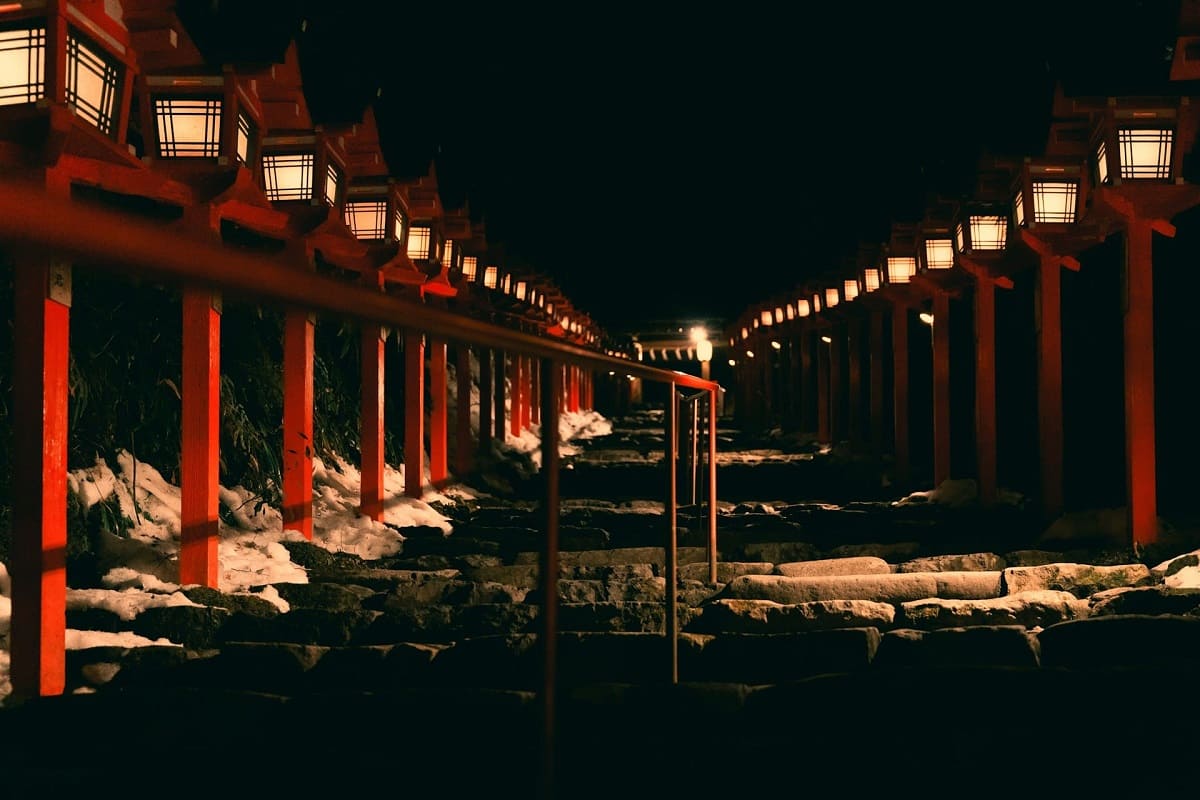 What Are Japanese Lanterns? A Guide to Tōrō and Their Role | Manekineko ...