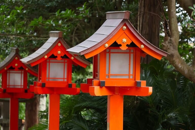 What Are Japanese Lanterns? A Guide to Tōrō and Their Role | Manekineko ...