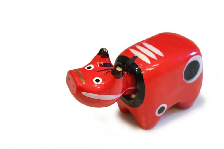 What Is Akabeko? Japan’s Red Cow Legend and Its History | Manekineko GAMES