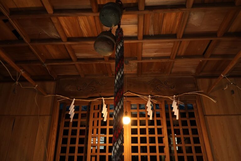 What Are Shide? A Guide to Japan’s Sacred Zigzag Paper | Manekineko GAMES