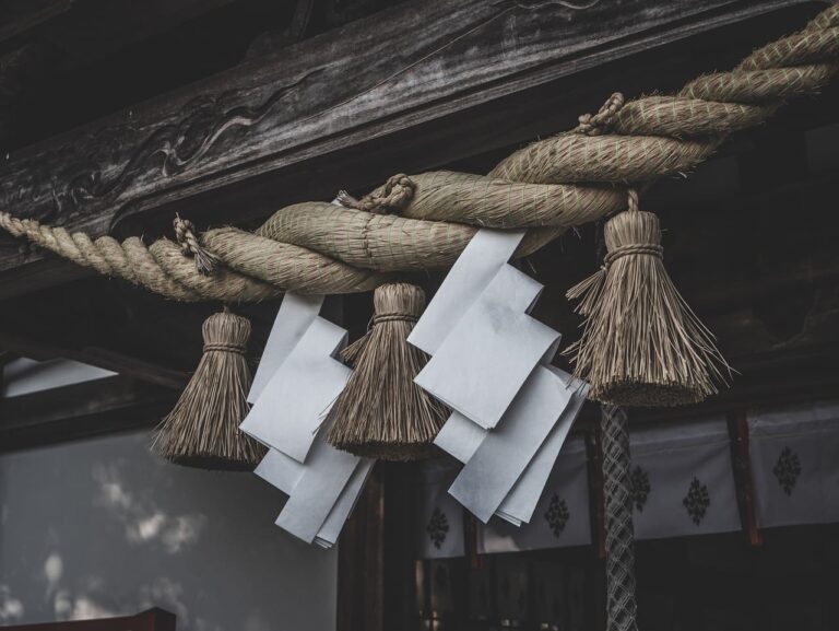 Shimenawa: Japan's Sacred Straw Rope and Its Meaning | Manekineko GAMES