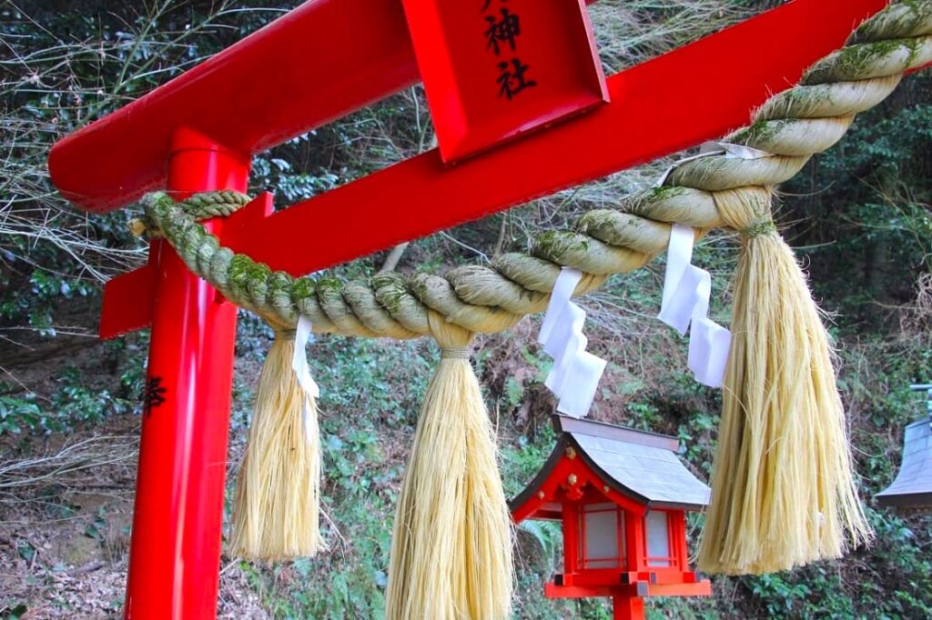 Shimenawa: Japan's Sacred Straw Rope and Its Meaning | Manekineko GAMES