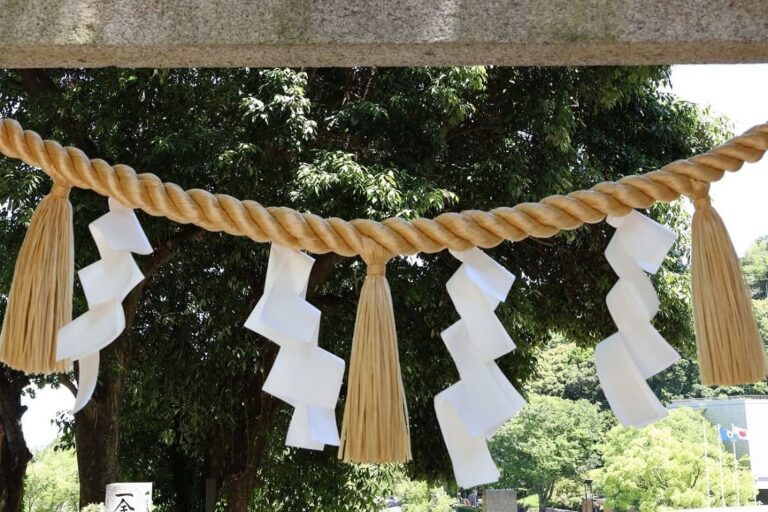 Shimenawa: Japan's Sacred Straw Rope and Its Meaning | Manekineko GAMES